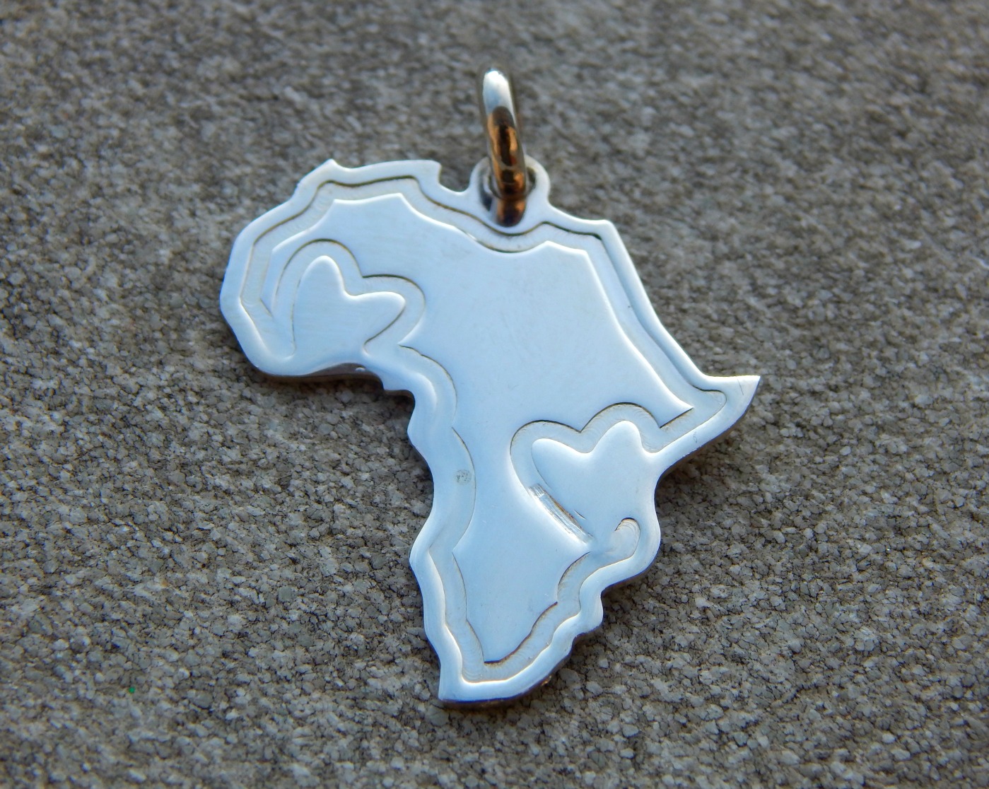 Le Metissage | Ciondolo Africa in argento con contorno e due cuori in ...